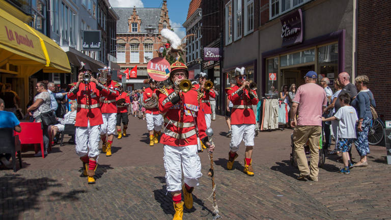 Sneek = More: water sports city in Friesland with a pleasant center